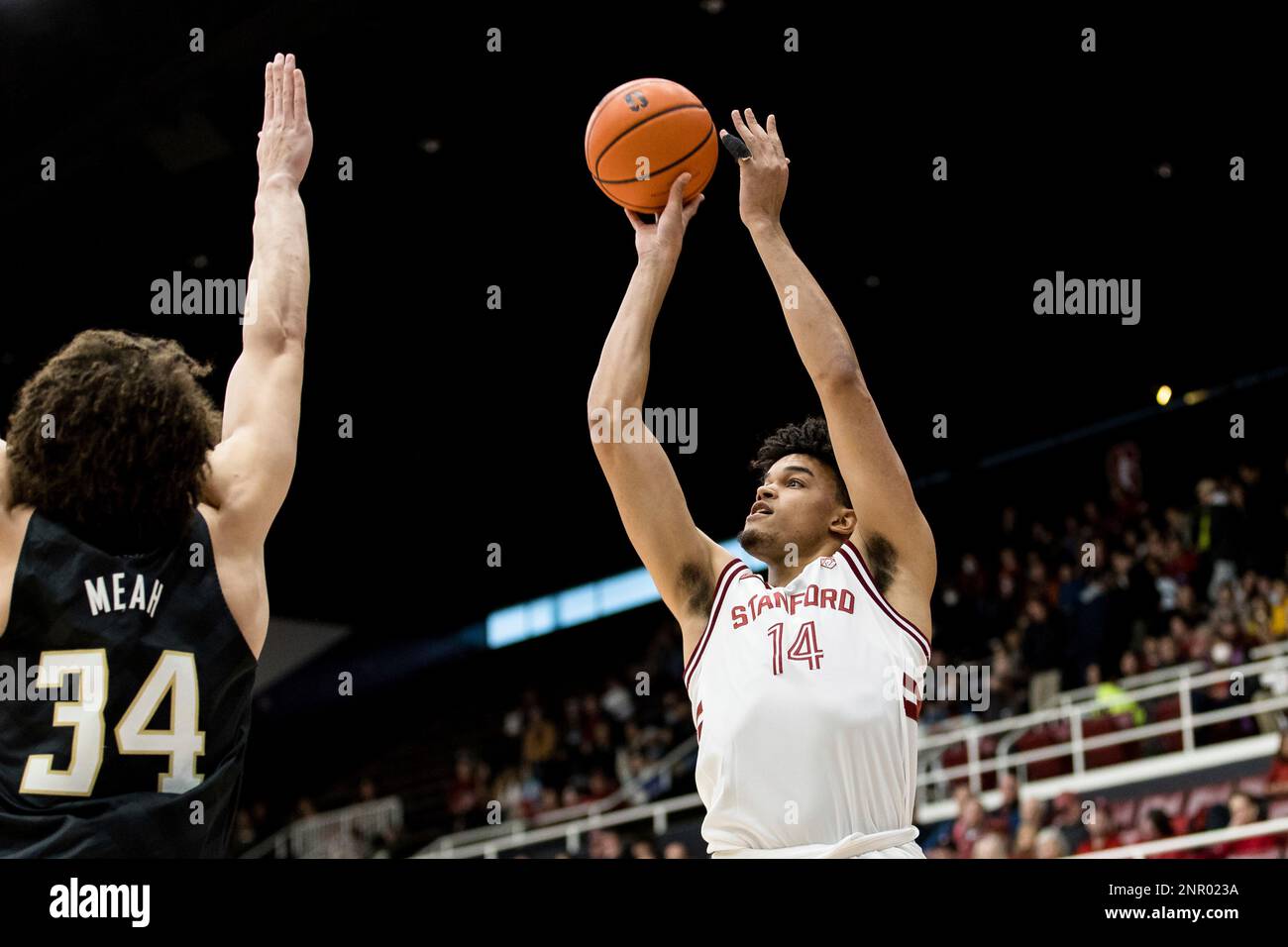 Washington center Braxton Meah (34) defends against Stanford forward ...