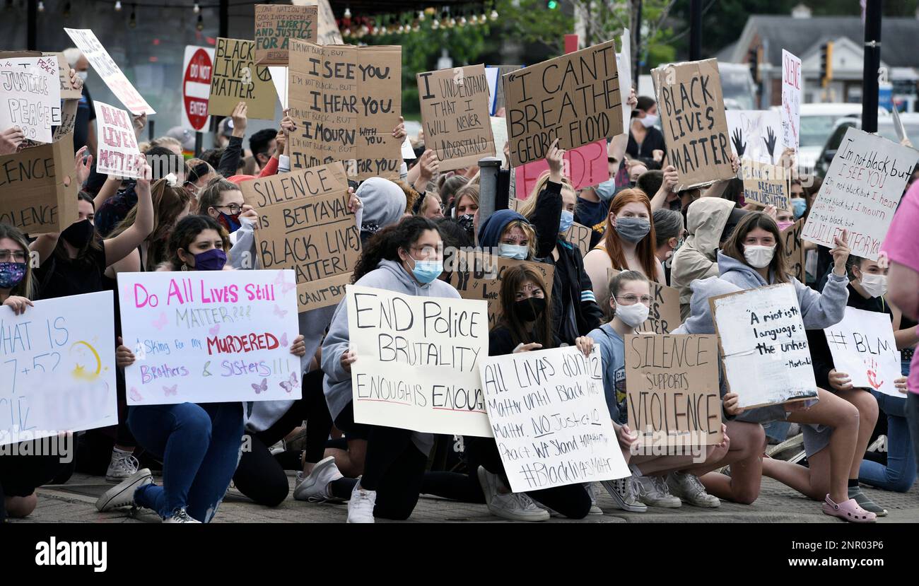 Protesters hold signs at the corner of Chicago Ave. and Washington ...