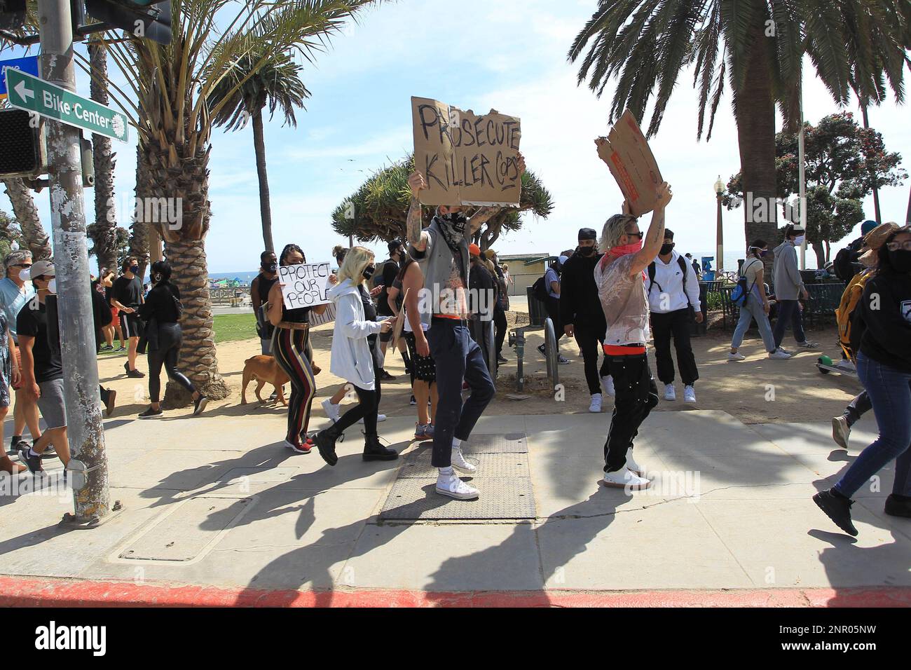 Photo by: gotpap/STAR MAX/IPx 2020 5/31/20 Machine Gun Kelly and Mod ...