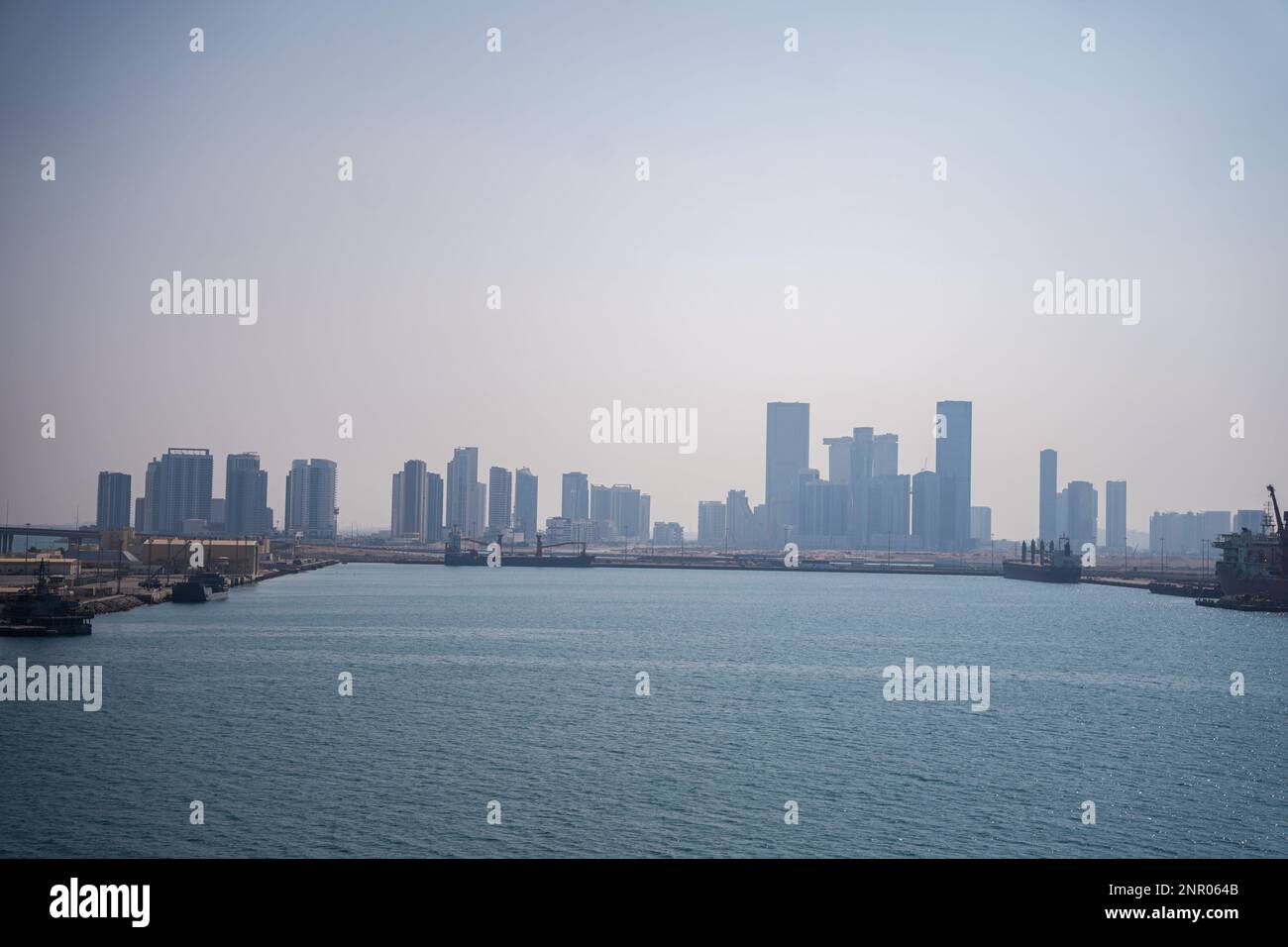 A huge building, lots of tower Construction sites with cranes and ...