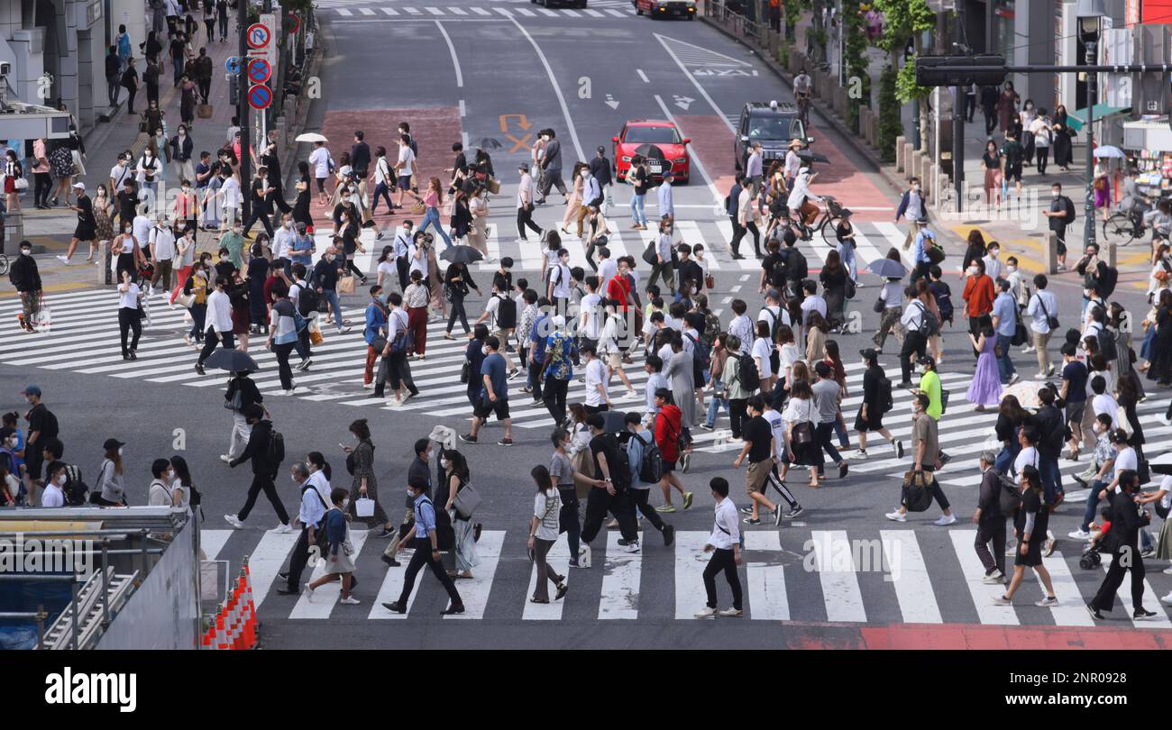 People wearing masks walk on Shibuya Scramble Crossing in Tokyo on May ...