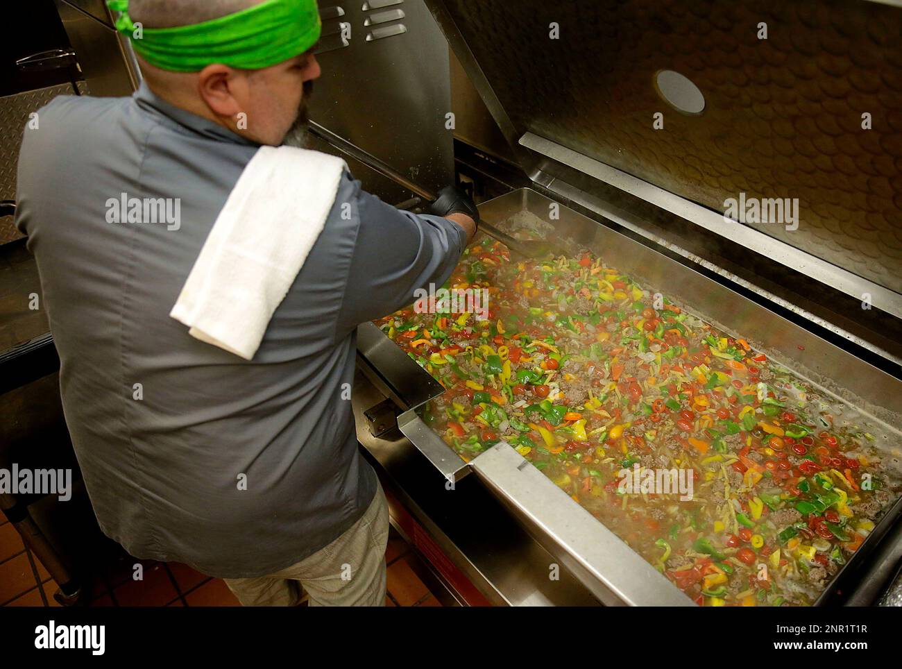 Chef Jeff Marlow makes beef bolognese at the Community Food Bank of ...