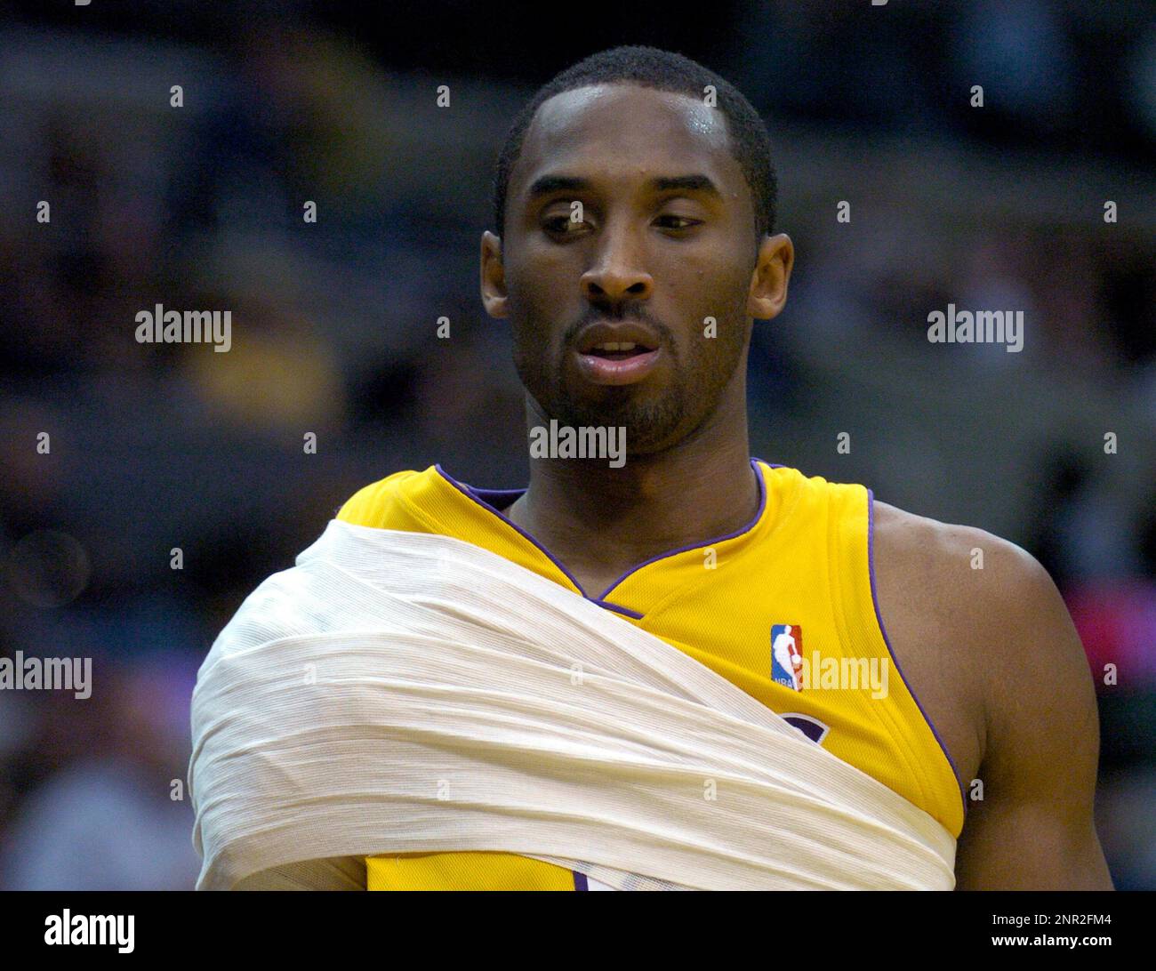 Los Angeles Lakers guard Kobe Bryant (8) applies ice to injured ...