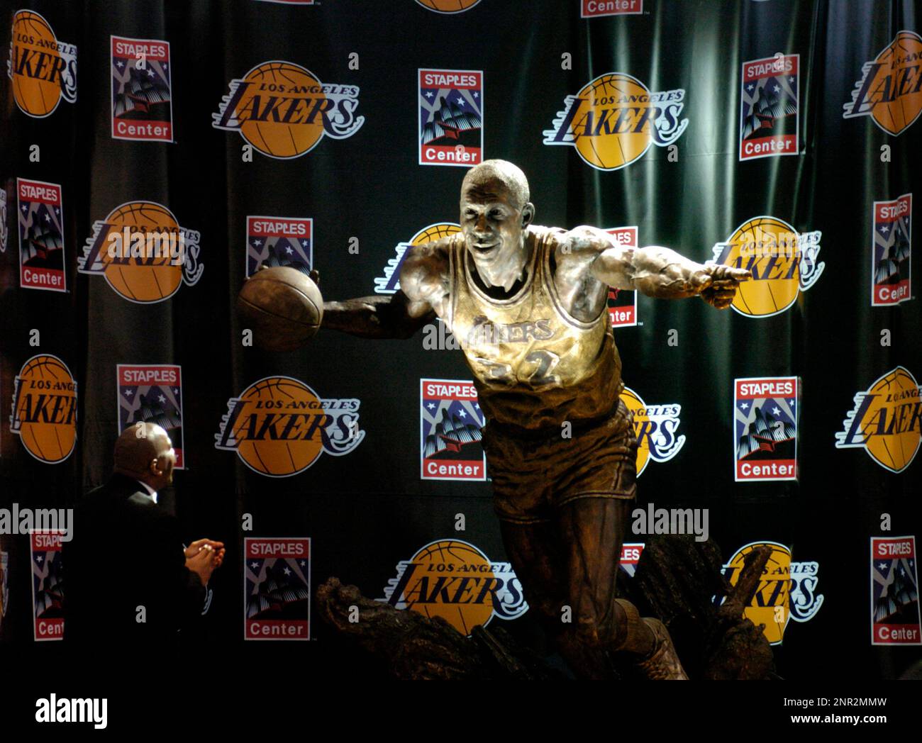 Magic Johnson admires 14-foot bronze statue of himself during ceremony ...