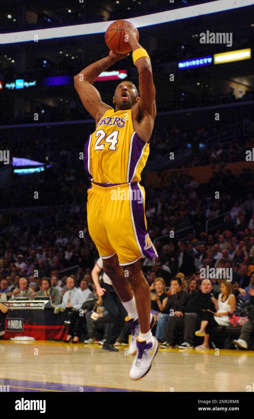 Los Angeles Lakers guard Kobe Bryant (24) goes up for a slam dunk ...