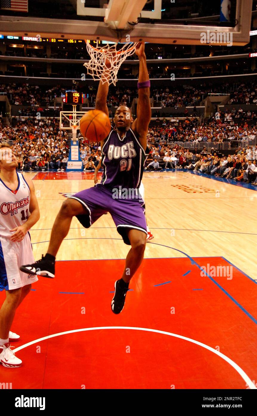 Bobby Simmons of the Milwaukee Bucks #21 goes up for a slam dunk during ...