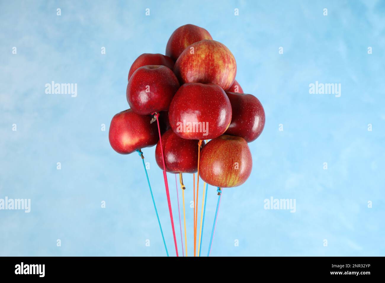 Apples hanging string hi-res stock photography and images - Alamy