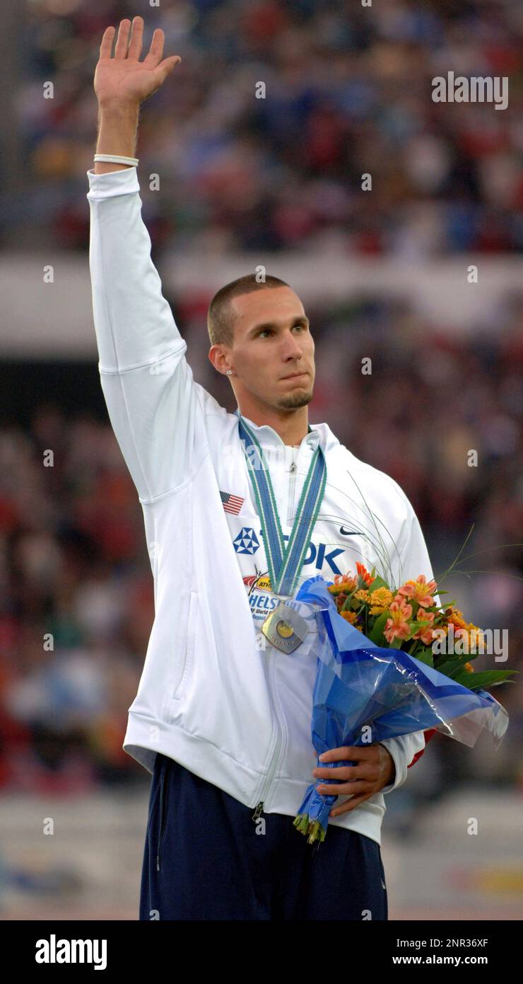 Gold medalist Jeremy Wariner waves to the crowd during the men's 400 ...