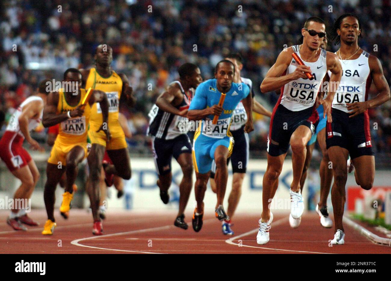 Jeremy Wariner takes handoff from Darold Williamson on the anchor of ...