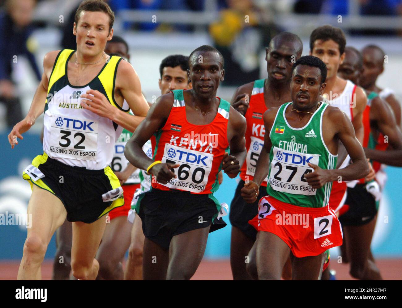 Craig Mottram of Australia (32), Eliud Kipchoge of Kenya (560) and ...