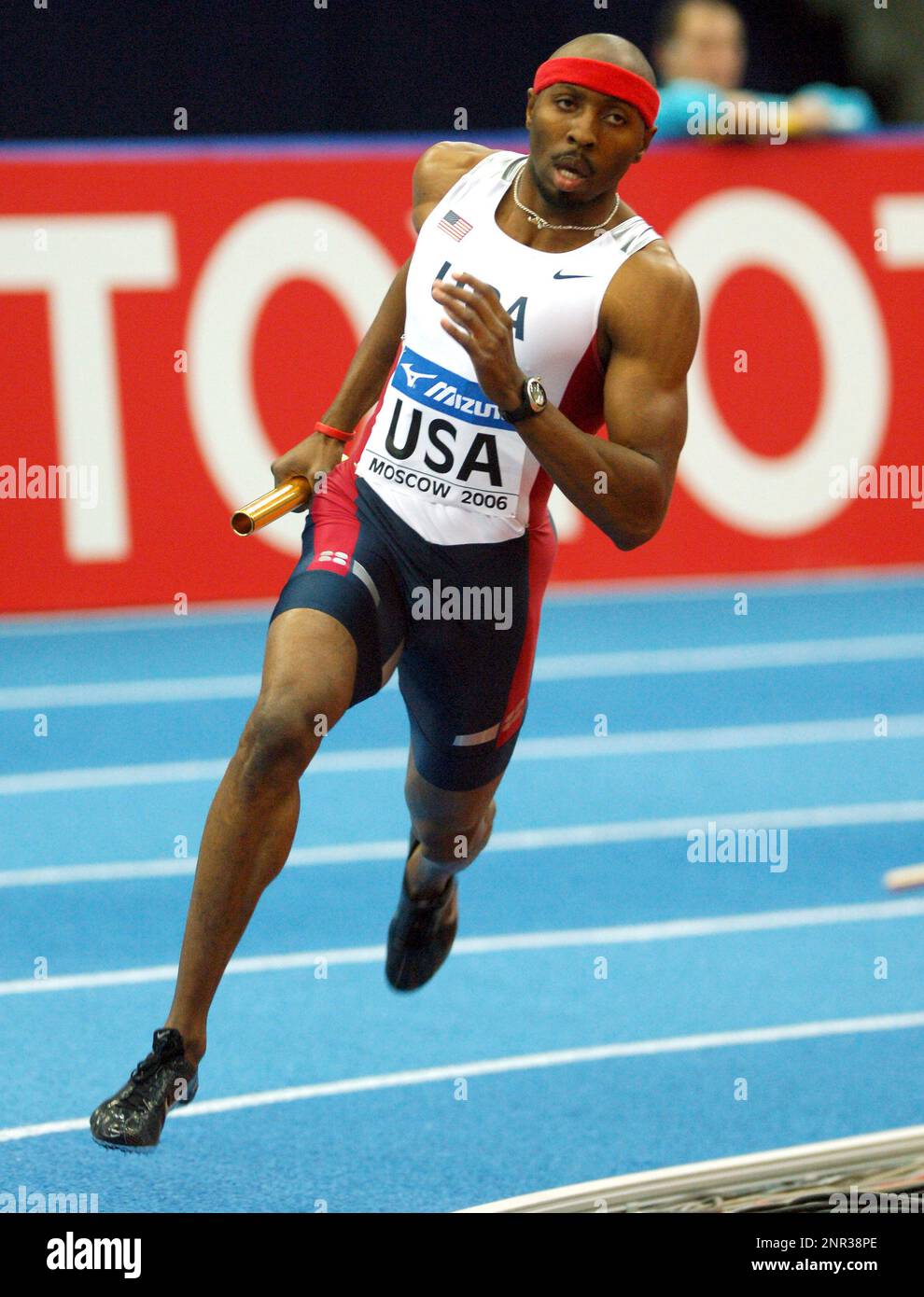 Tyree Washington rusn the third leg of United States heat-winning 4 x ...