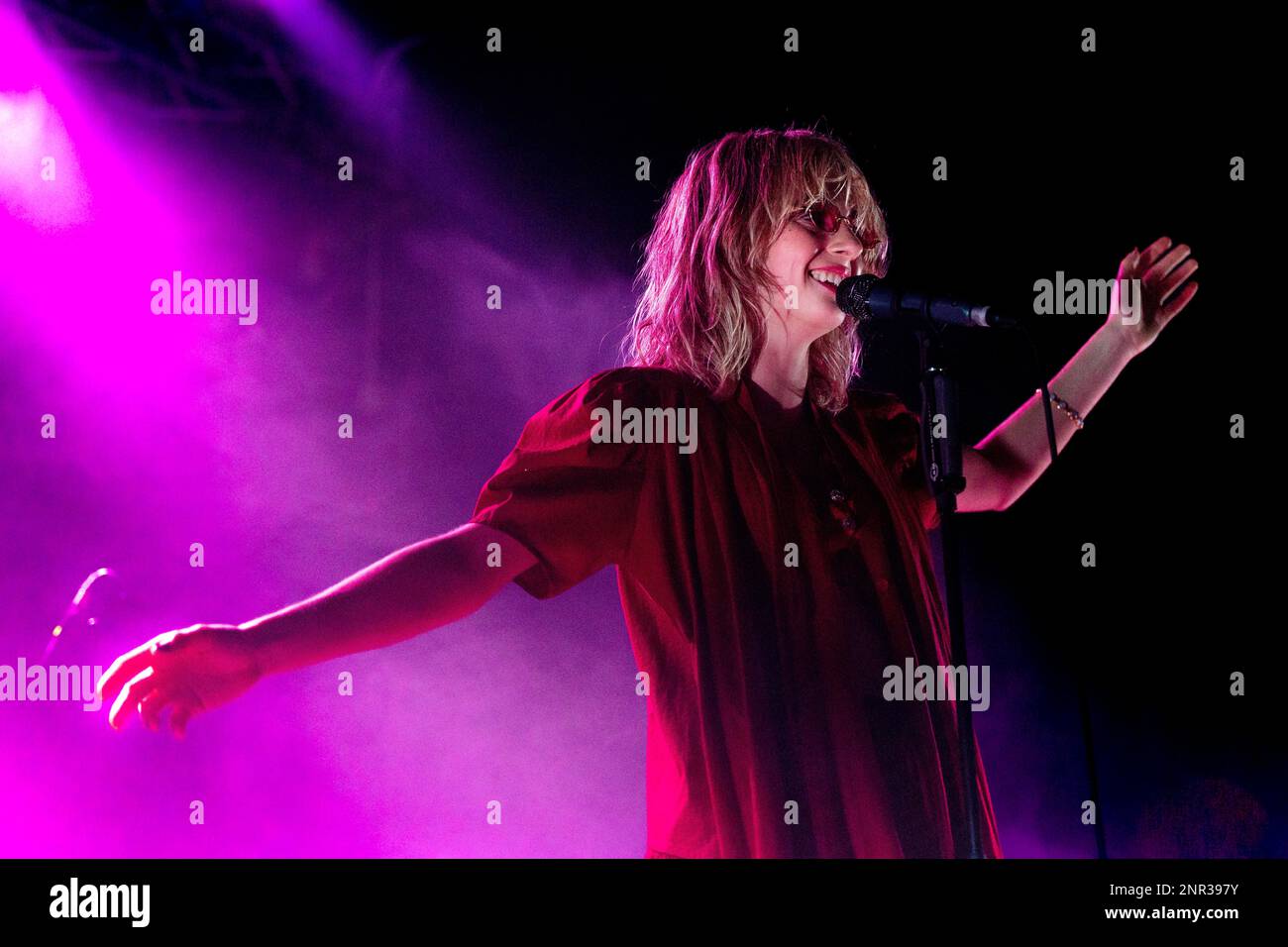Maya hawke gig show hi-res stock photography and images - Alamy