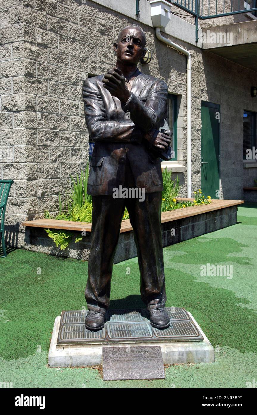 Statue of former Oregon Ducks coach and Nike co-founder Bill Bowerman ...