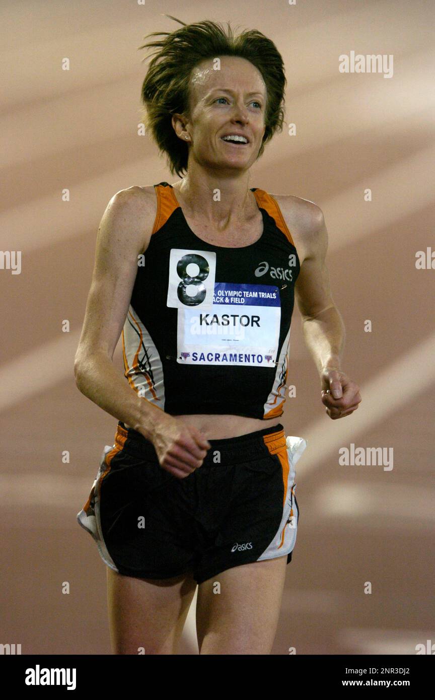 Deena Kastor aka Deena Drossin celebrates after defending her women's ...