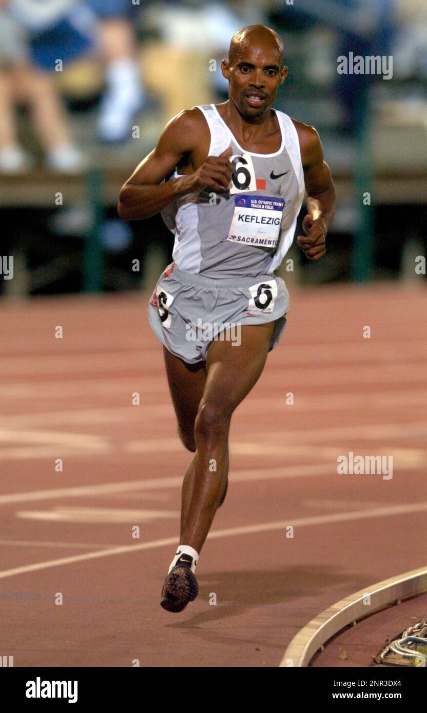 Mebrahtom Keflizighi aka Meb Keflizigihi wins the men's 10,000 meters ...