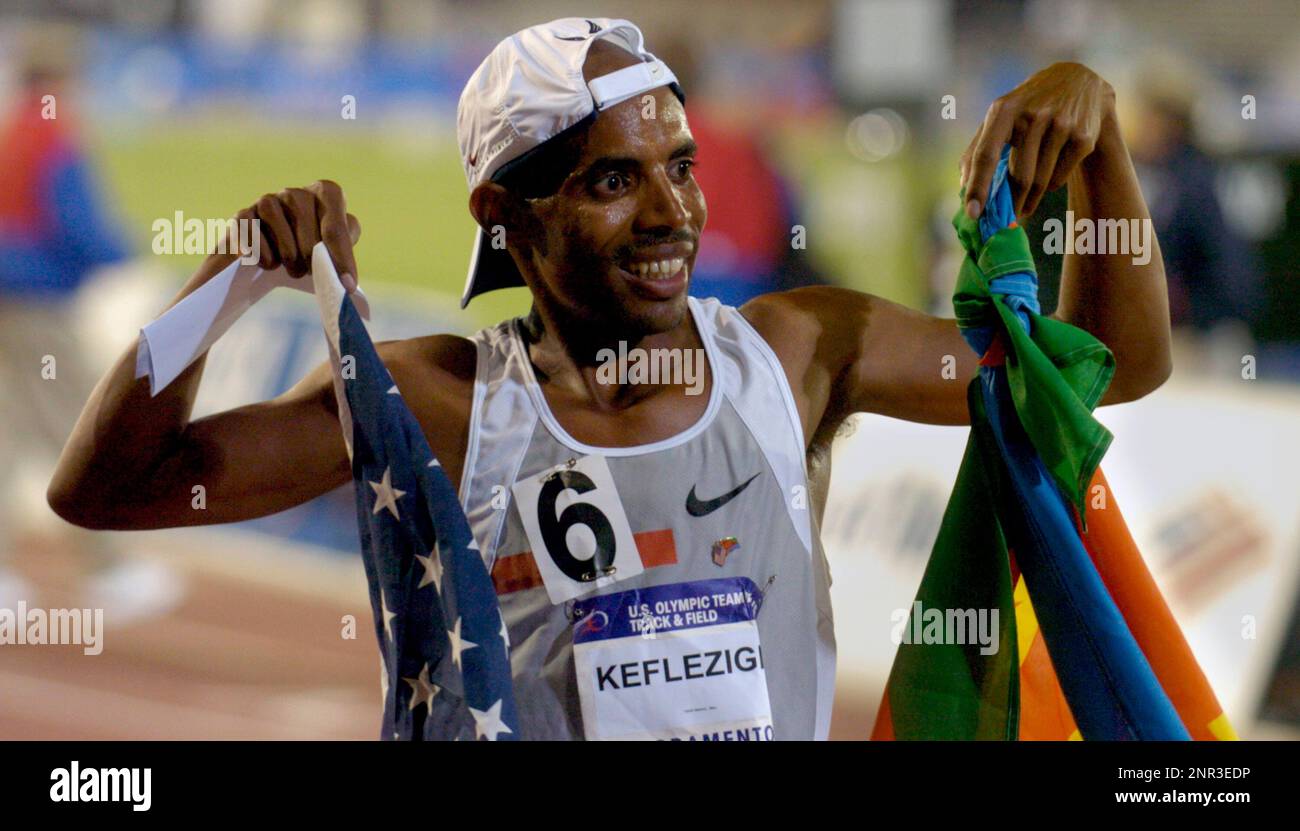 Mebrahtom Keflizighi aka Meb Keflizigihi wins the men's 10,000 meters ...