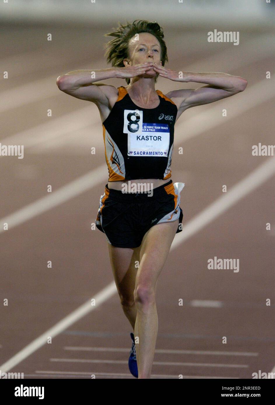 Deena Kastor aka Deena Drossin celebrates after defending her women's ...