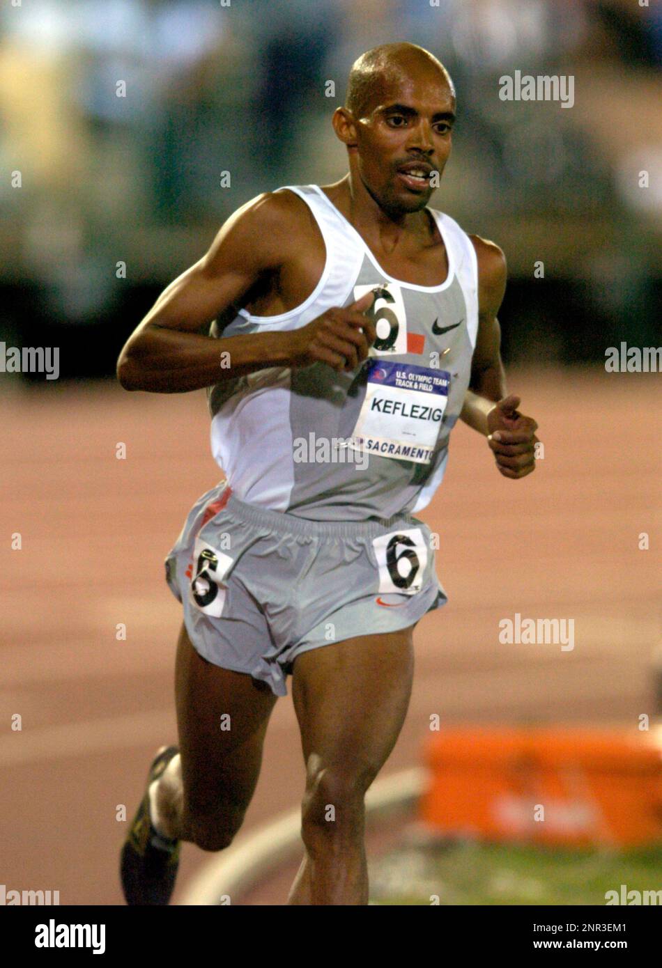 Mebrahtom Keflizighi aka Meb Keflizigihi wins the men's 10,000 meters in a meet record 27:36.49 ...