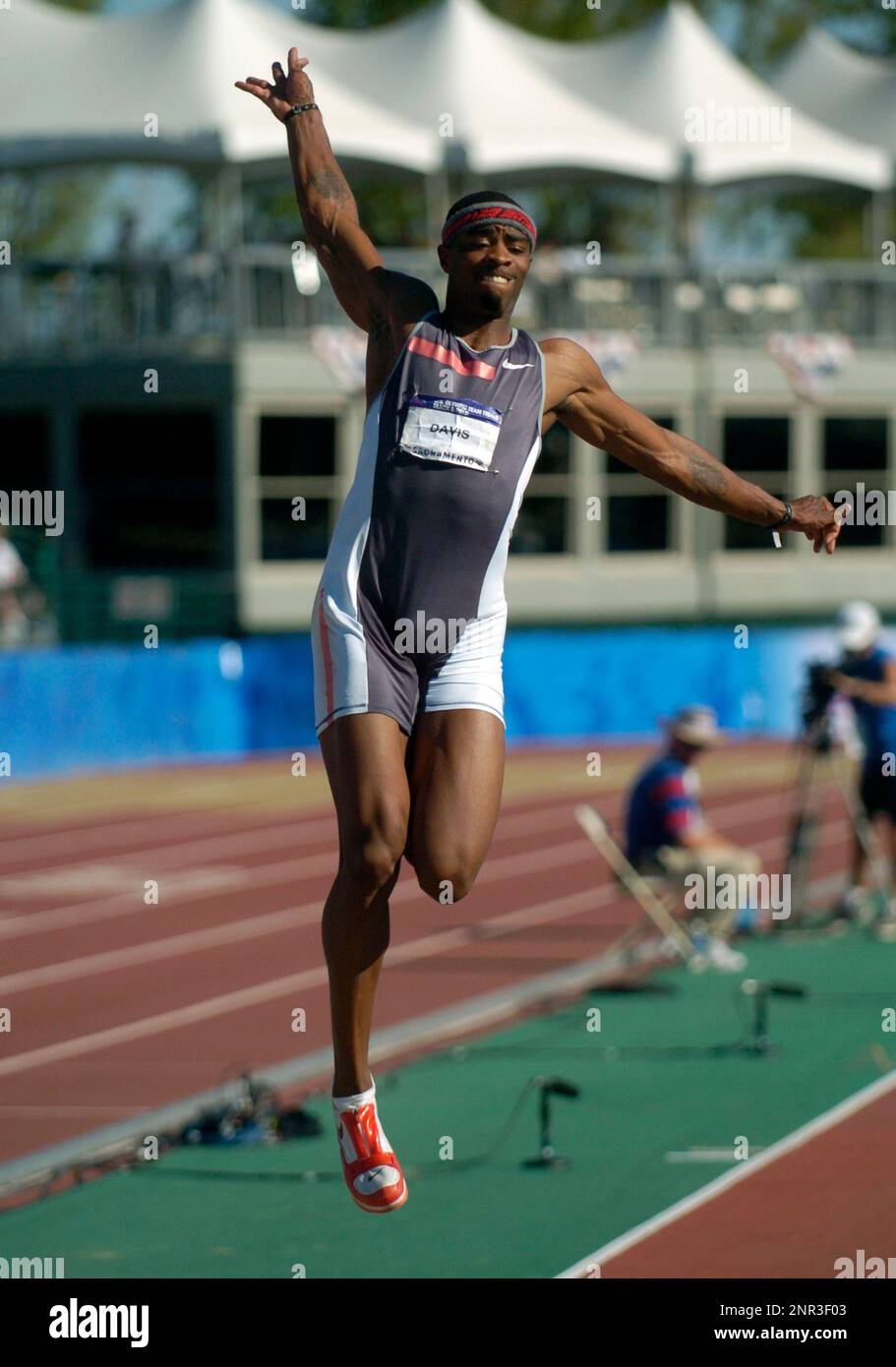 Walter Davis places fourth in the men's long jump at 25-11 1/2 (7.91m ...