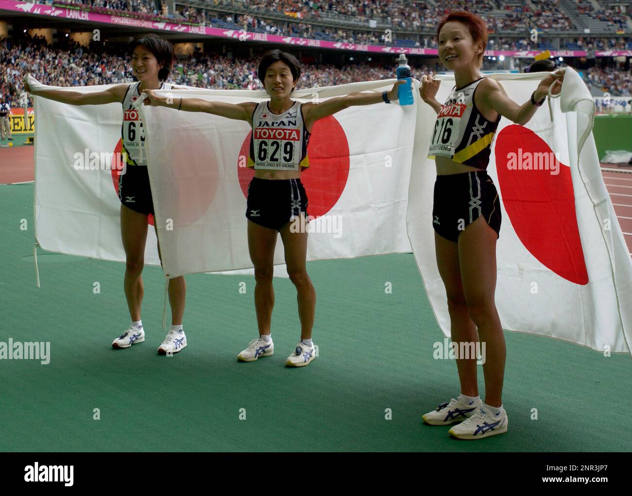 From left: Naoko Sakamoto, Mizuki Noguchi, and Masako Chiba of Japan ...
