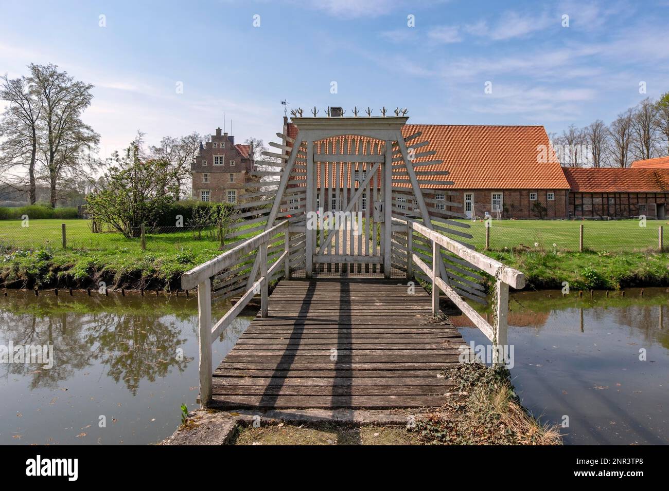 Entrance bridge gate house hi-res stock photography and images - Alamy