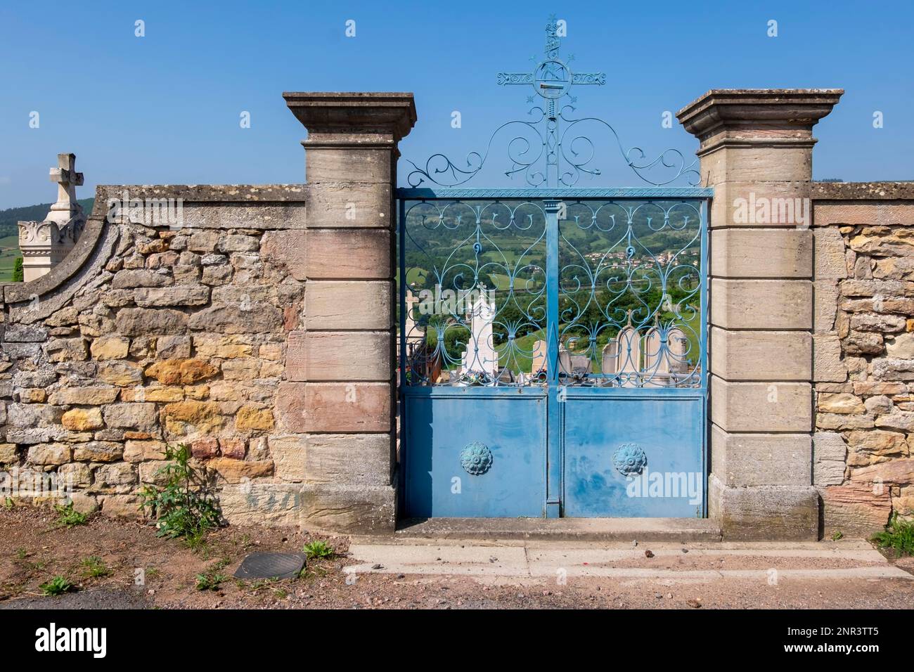 Gate entrance to cemetery hi-res stock photography and images - Alamy