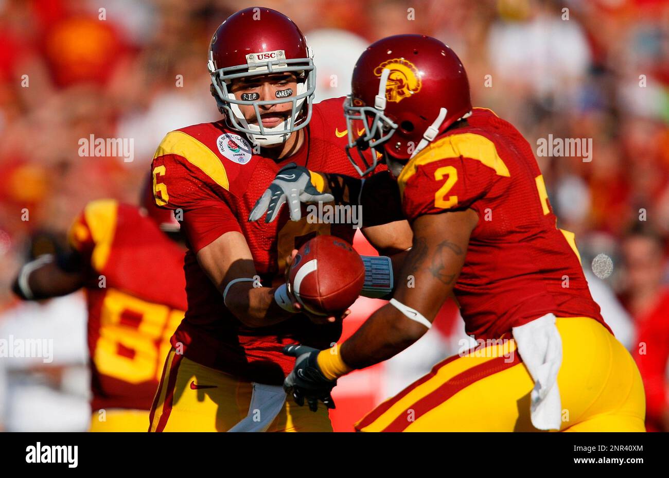 Mark Sanchez of the USC Trojans hands the ball off to C.J Gable during ...