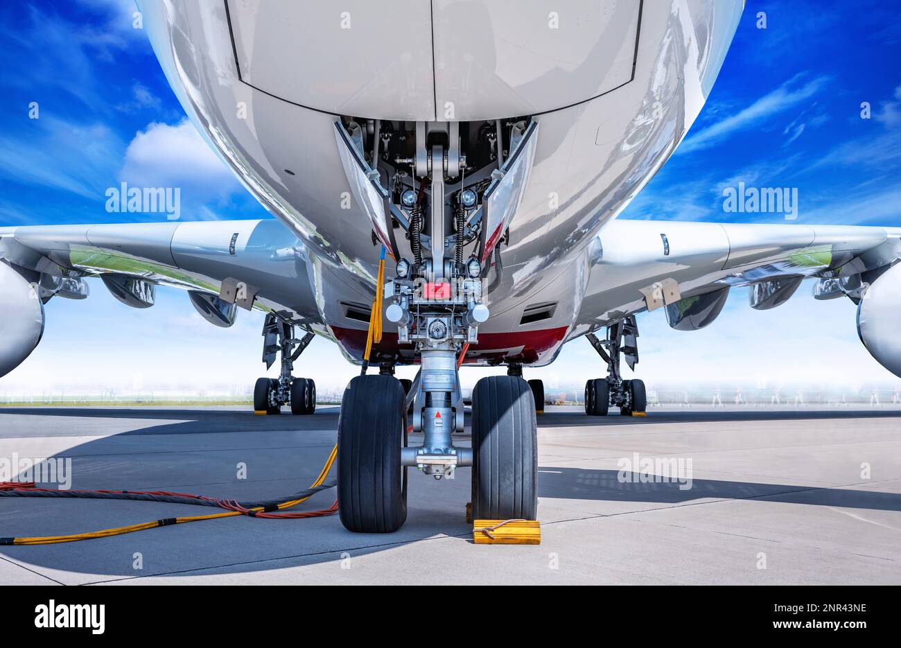 landing gear of an airliner Stock Photo - Alamy