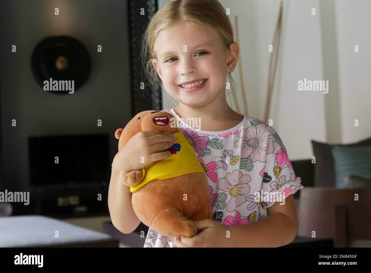 Adorable little girl hugging her teddy bear Stock Photo - Alamy