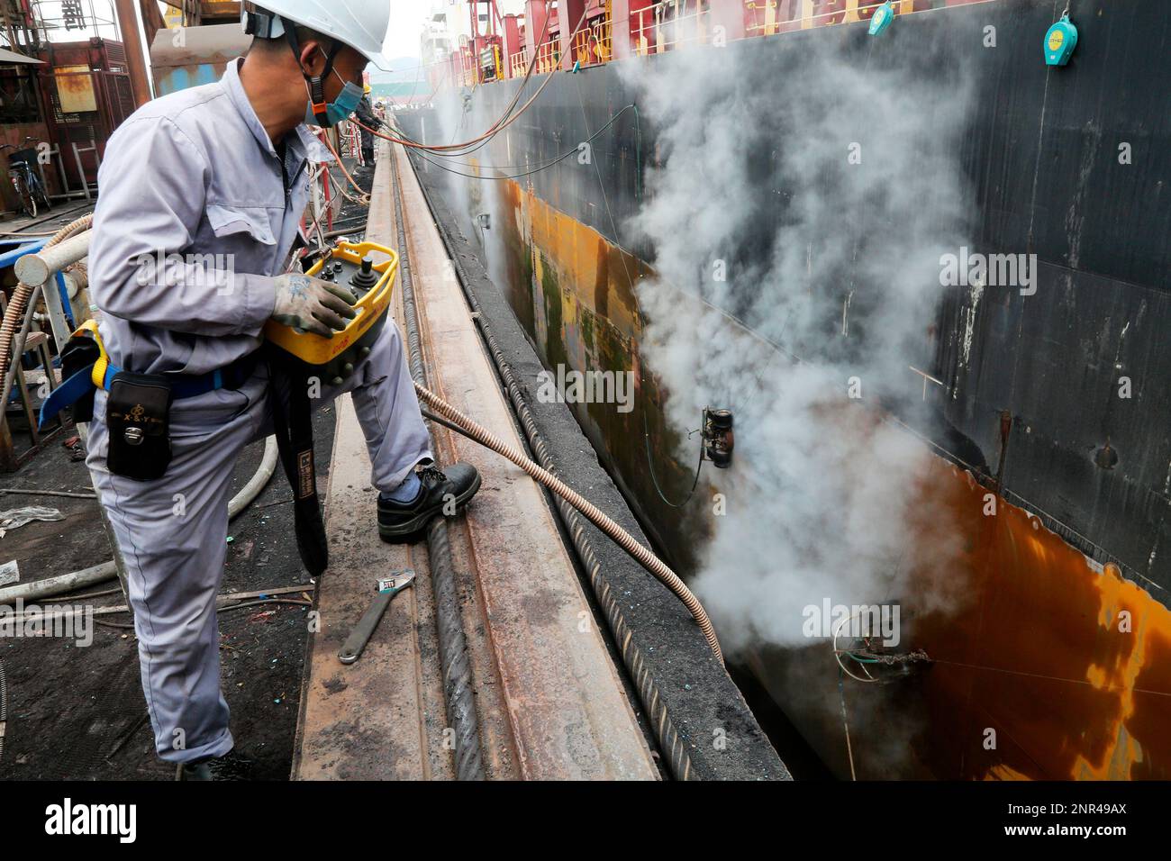 Three robots are removing rust for a container vessel in Zhoushan ...