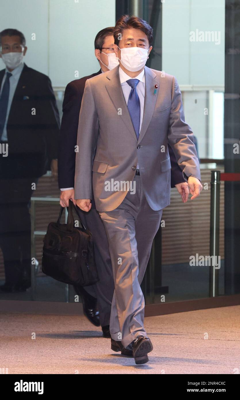 Japan's Prime Minister Shinzo Abe wearing mask arrives at prime ...