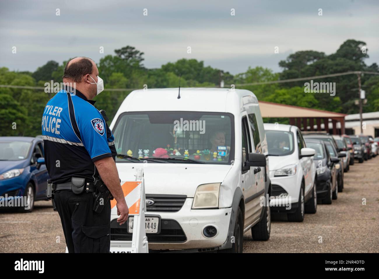 Tyler Police officer James McCraw does traffic control as hundreds of ...
