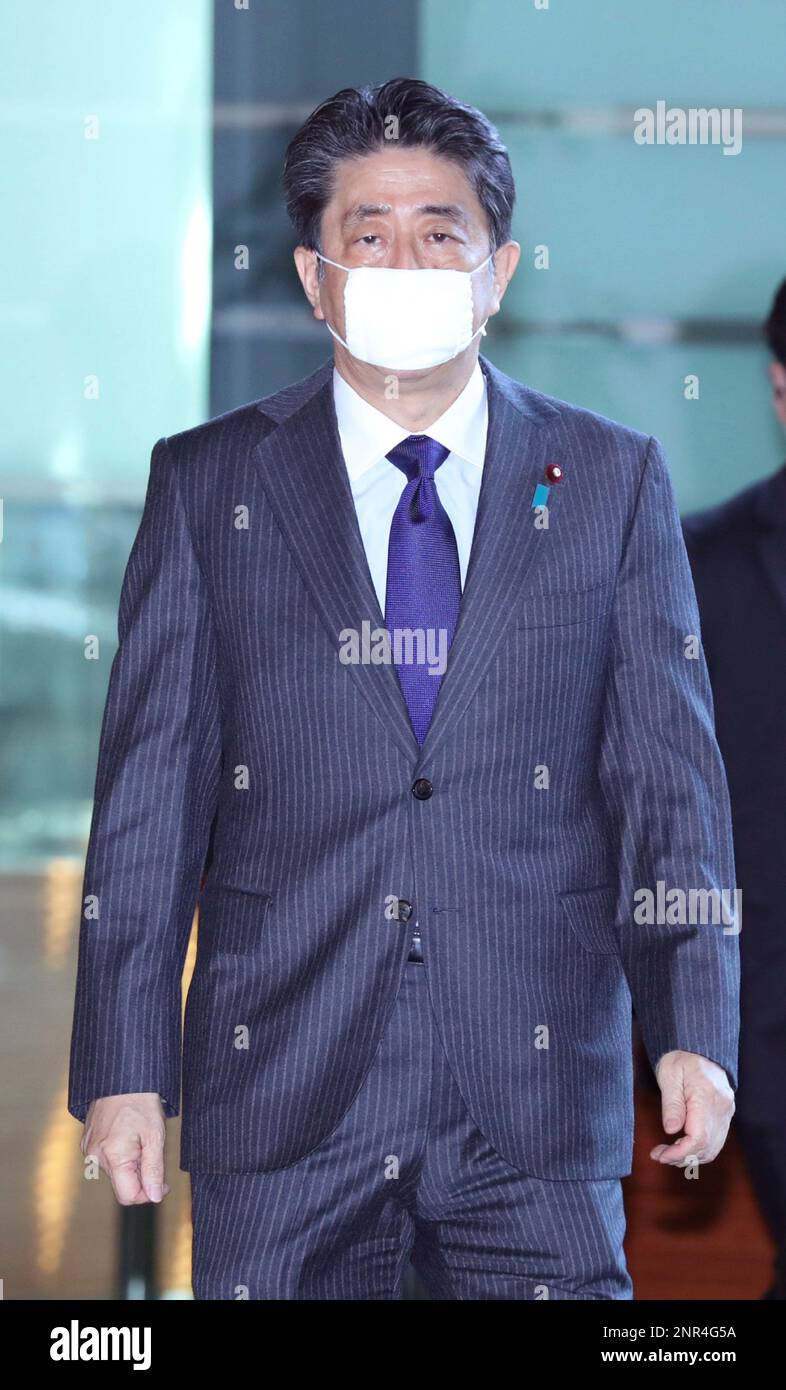 Japan's Prime Minister Shinzo Abe wearing mask arrives at prime ...