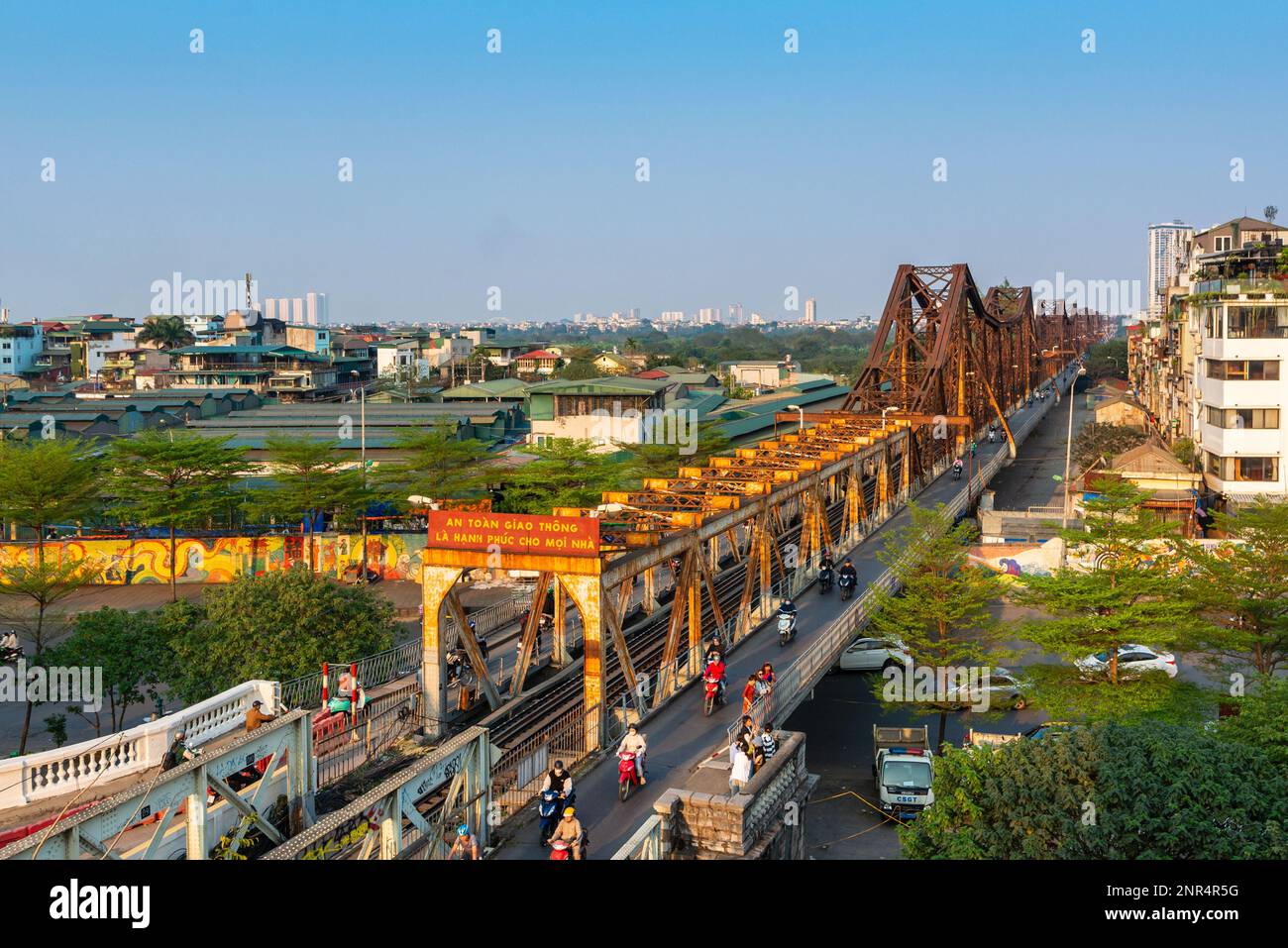 Long Bien bridge (Paul-Doumer Bridge) in Hanoi, Vietnam Stock Photo - Alamy