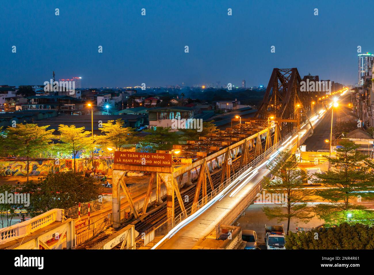 Long Bien bridge (Paul-Doumer Bridge) in Hanoi, Vietnam Stock Photo - Alamy