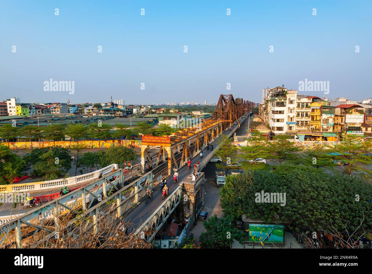 Long Bien bridge (Paul-Doumer Bridge) in Hanoi, Vietnam Stock Photo - Alamy