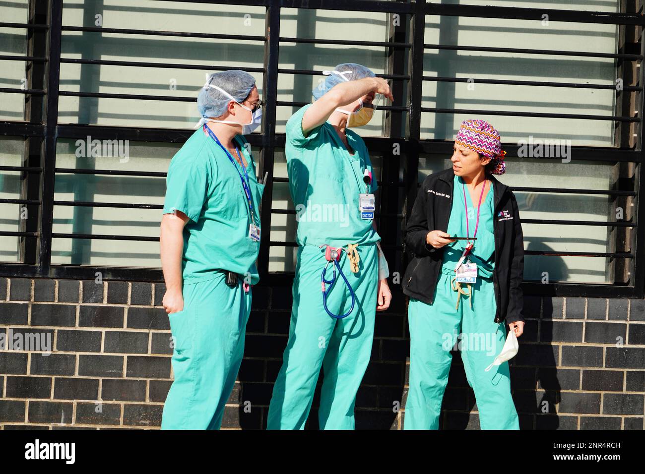 Photo by: John Nacion/STAR MAX/IPx 2020 Medical Workers and Police are ...