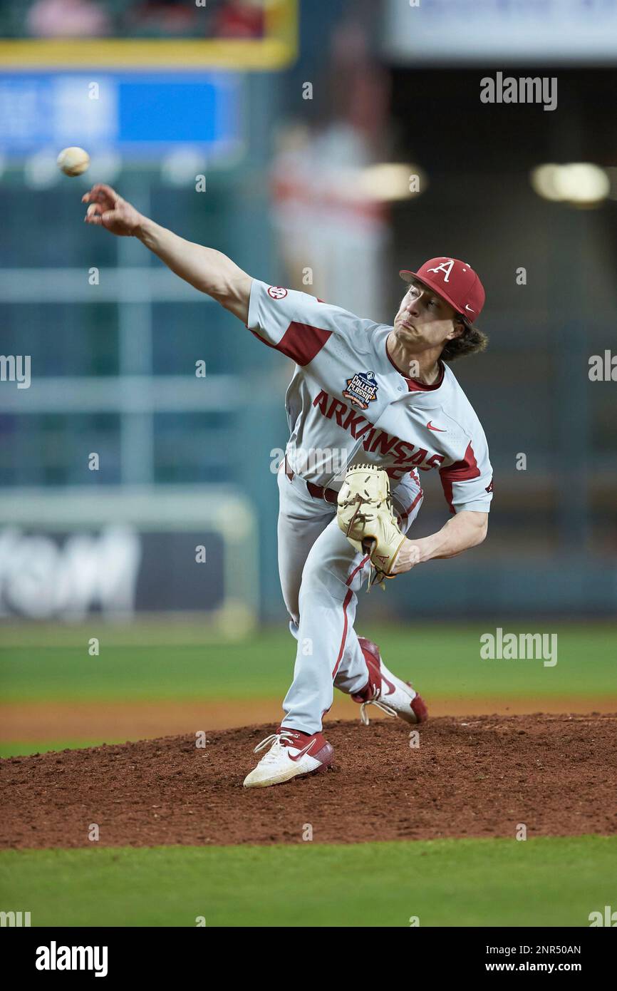 Arkansas Razorbacks relief pitcher Jacob Burton (21) delivers a pitch ...