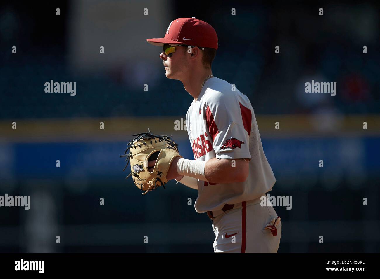 Arkansas Razorbacks first baseman Cole Austin (16) on defense against ...
