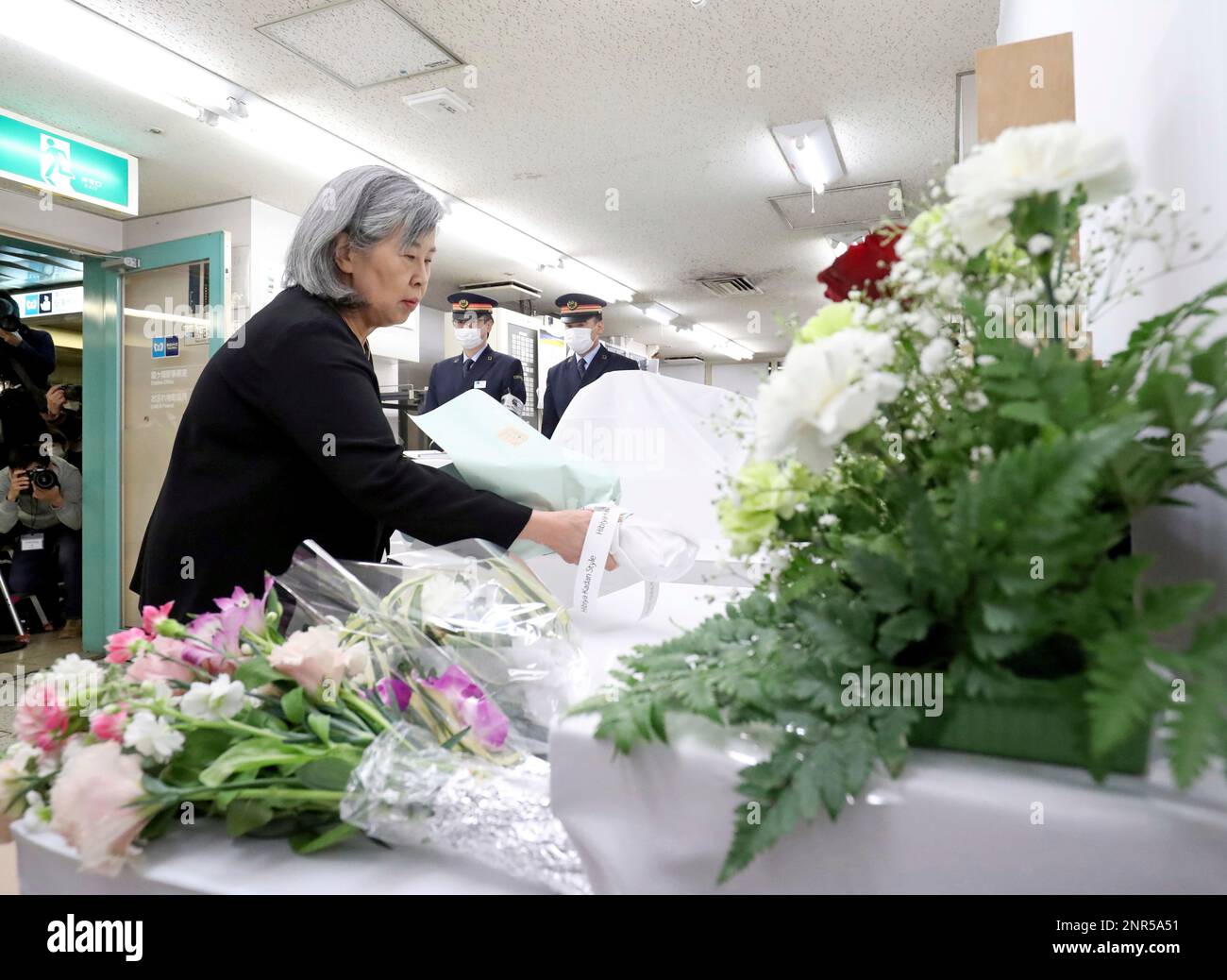 Shizue Takahashi visits the Kasumigaseki Station and offers flowers for ...