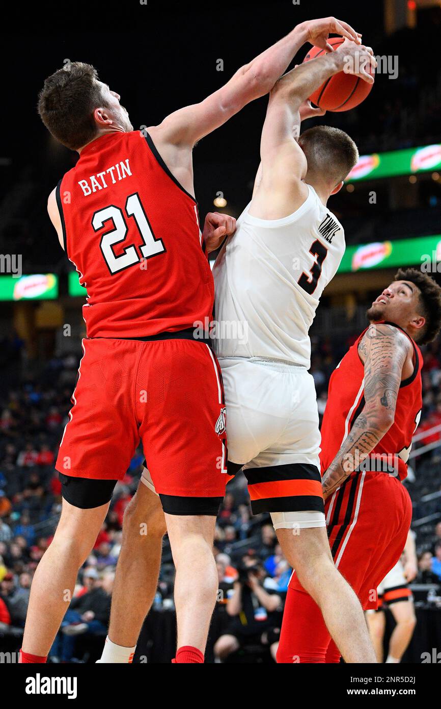 LAS VEGAS, NV - MARCH 11: Utah Utes forward Riley Battin (21) blocks ...