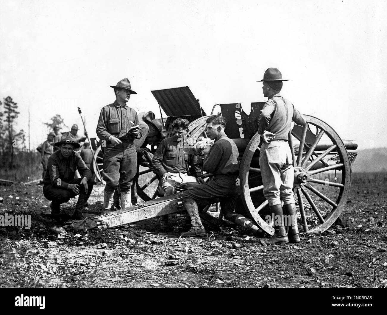 U.S. Army soldiers at Camp Gordon with field artillery training for ...