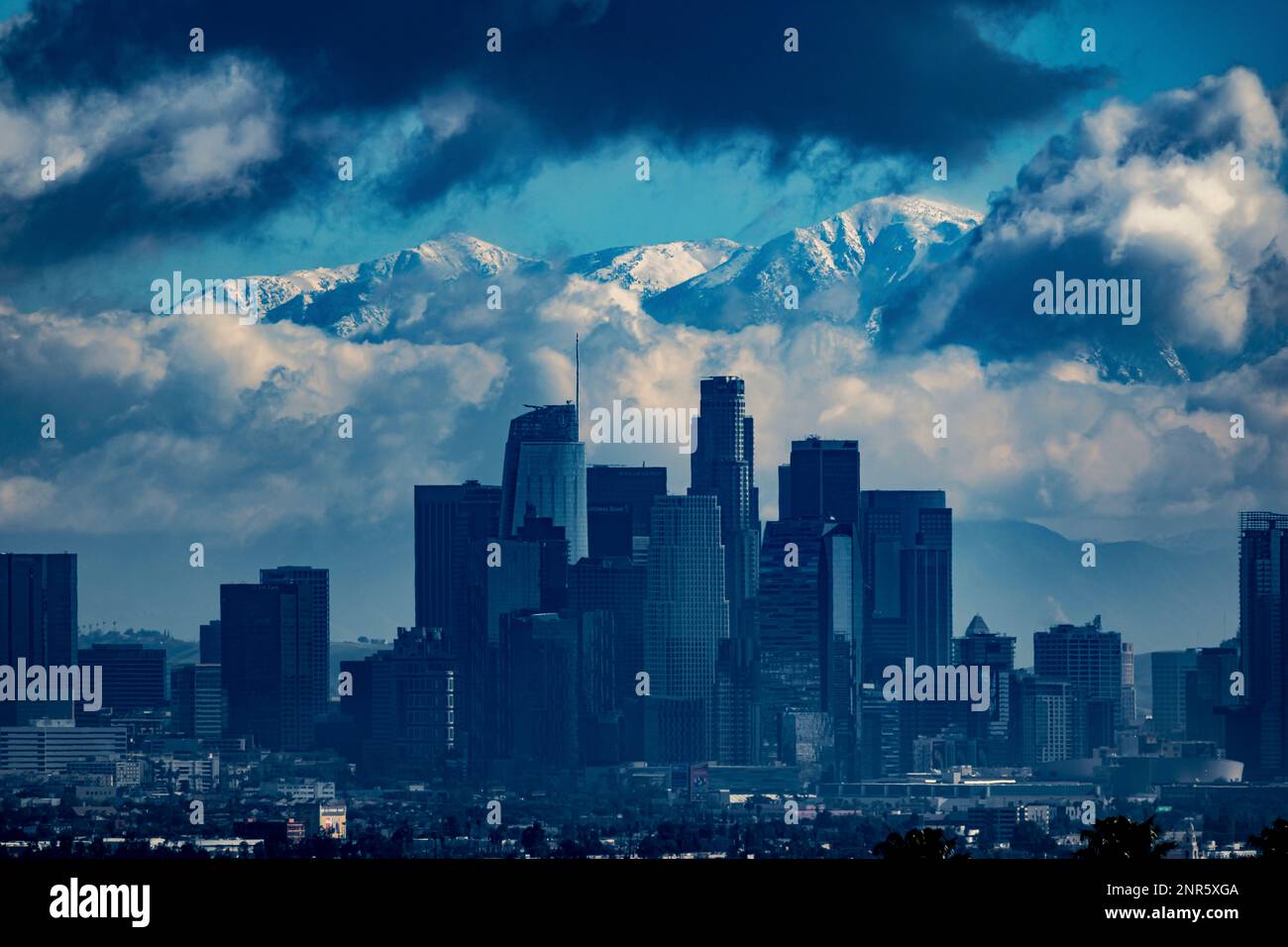 Snowfall and clouds on the San Gabriel Mountains above Los Angeles ...