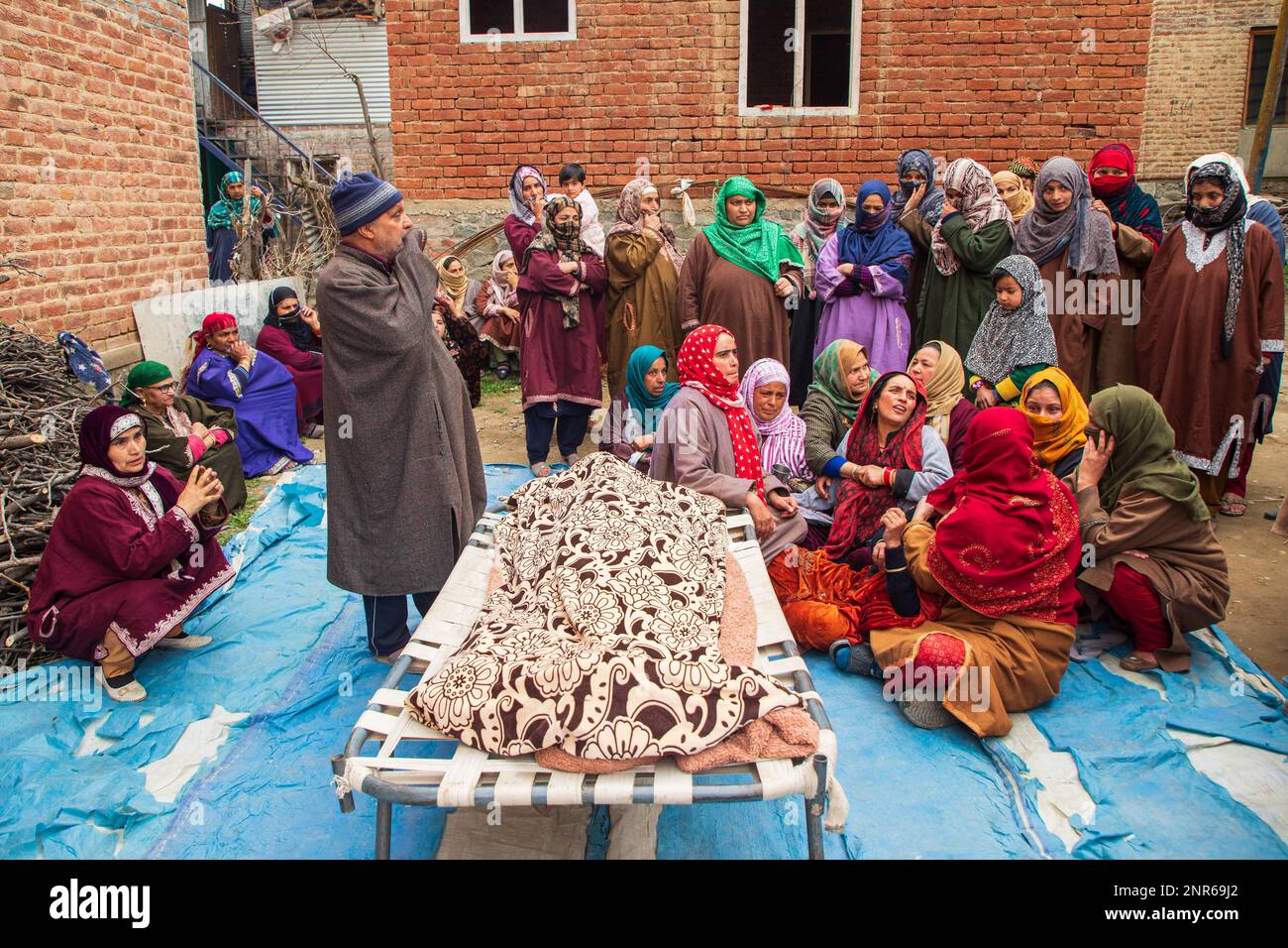 Hindu family mourning hi-res stock photography and images - Alamy