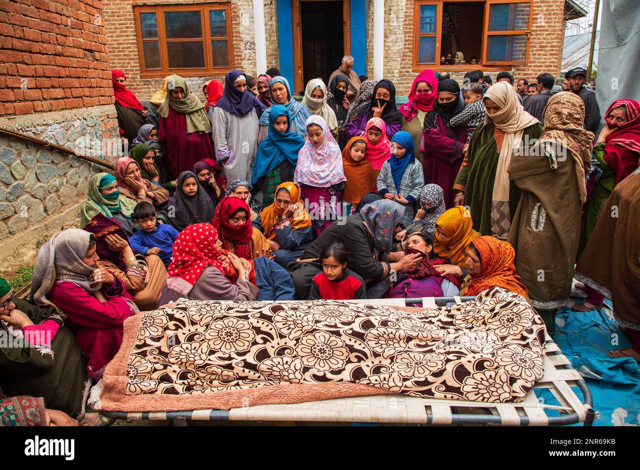 Hindu family mourning hi-res stock photography and images - Alamy