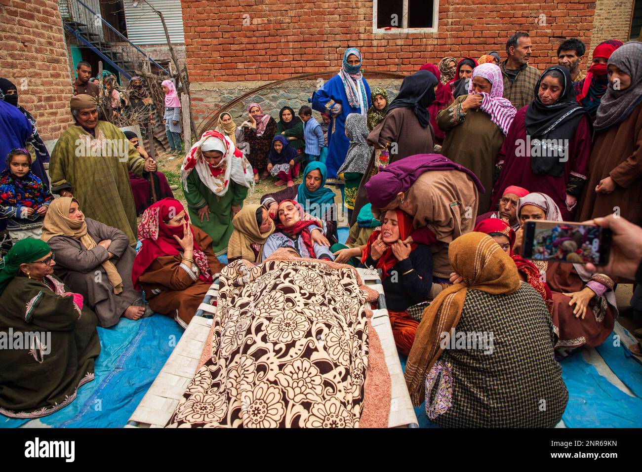 Hindu family mourning hi-res stock photography and images - Alamy