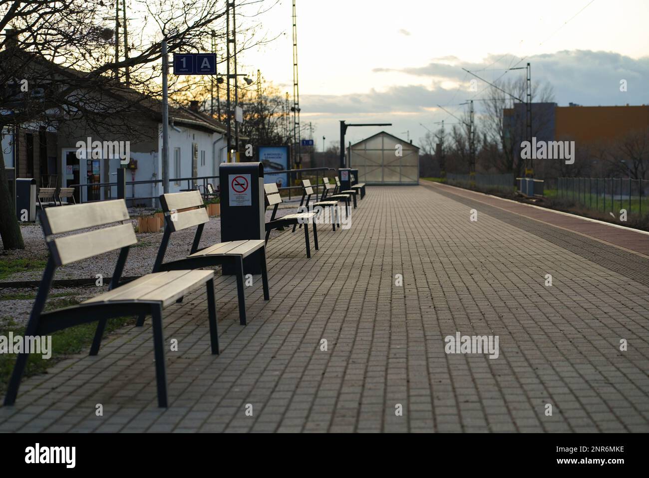 Empty railway station concourse hi-res stock photography and images - Alamy