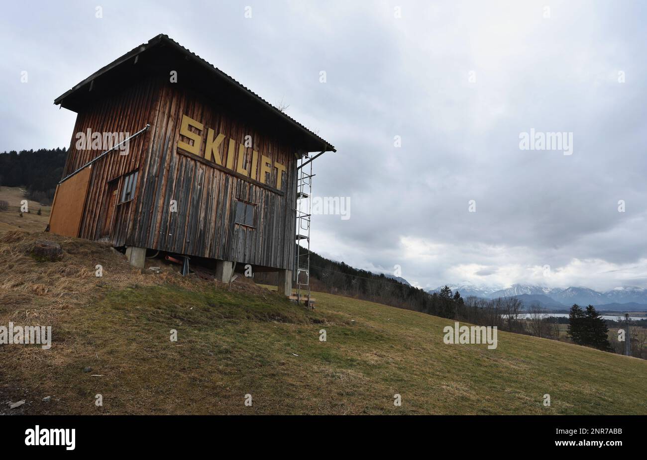 Snowless ski slope hi-res stock photography and images - Alamy