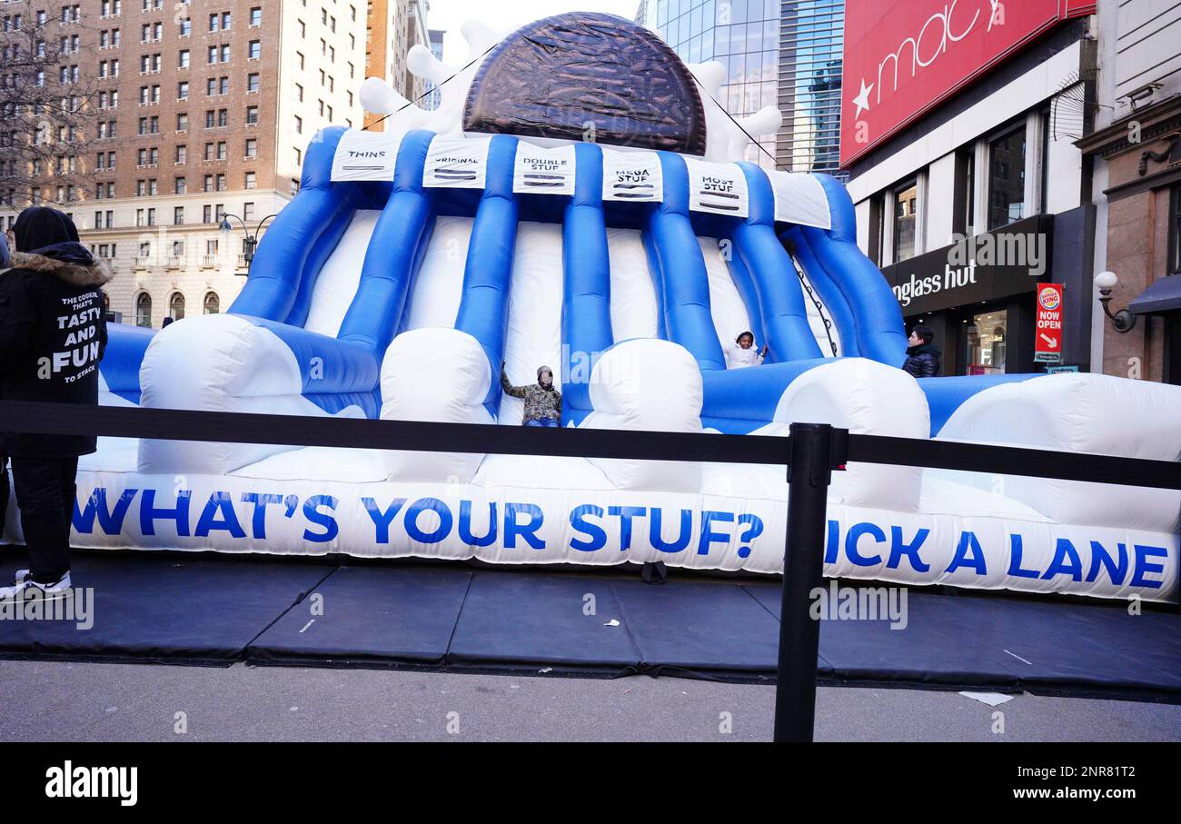 Photo by: zz/John Nacion/STAR MAX/IPx 2020 2/21/20 OREO Giant Slide in ...
