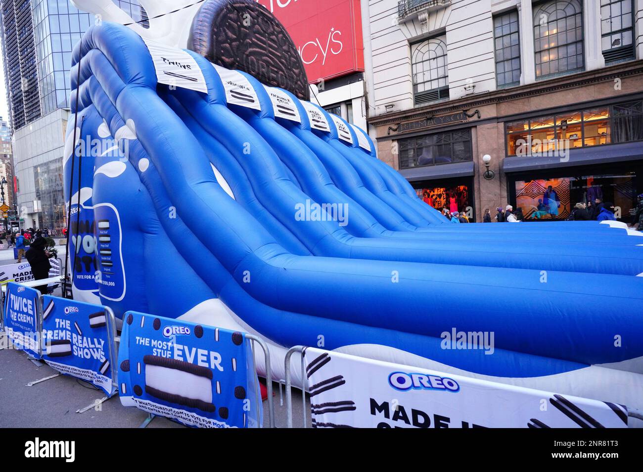 Photo by: zz/John Nacion/STAR MAX/IPx 2020 2/21/20 OREO Giant Slide in ...
